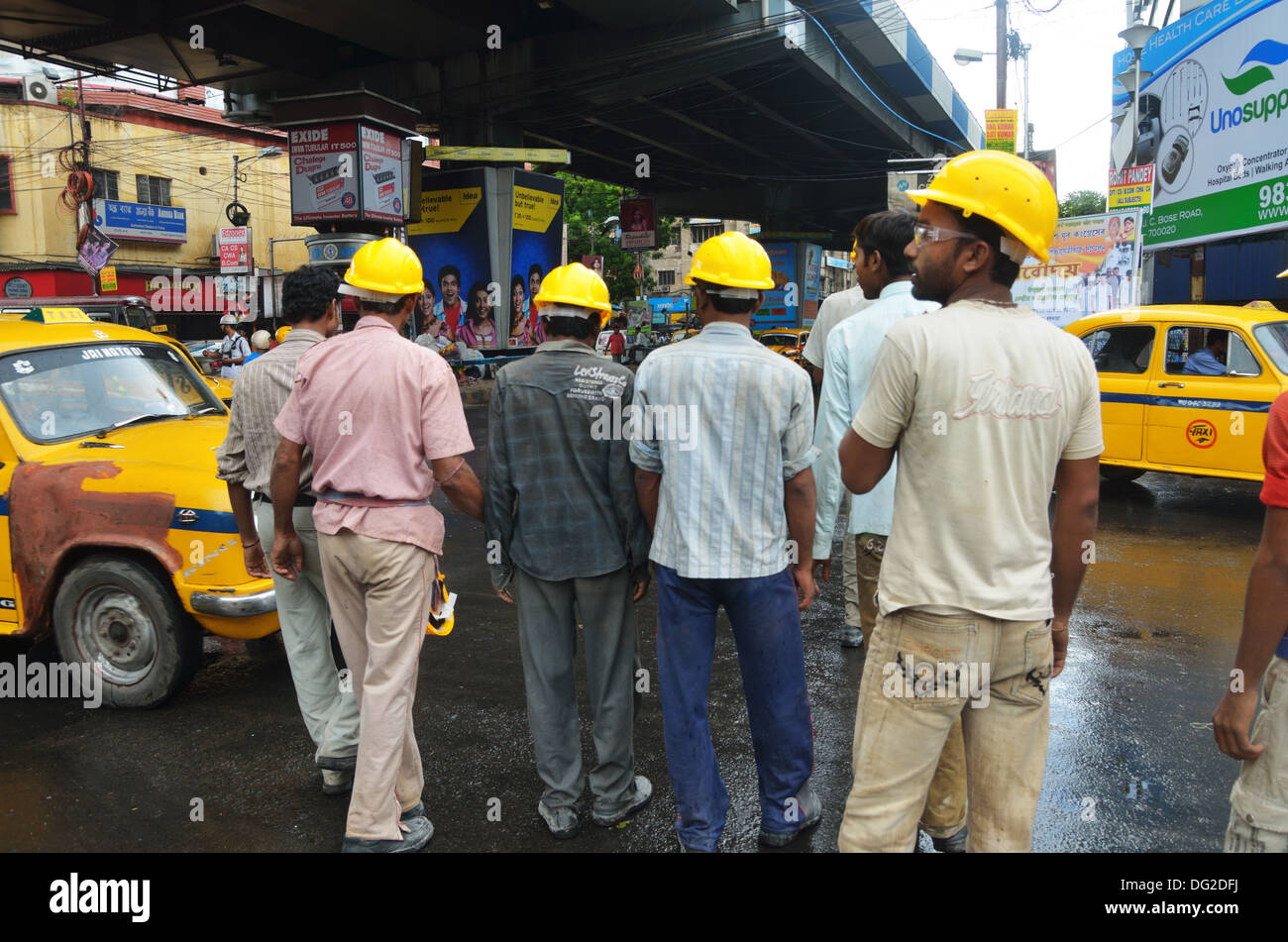 Indian road workers with yellow hard hats hi-res stock photography and ...