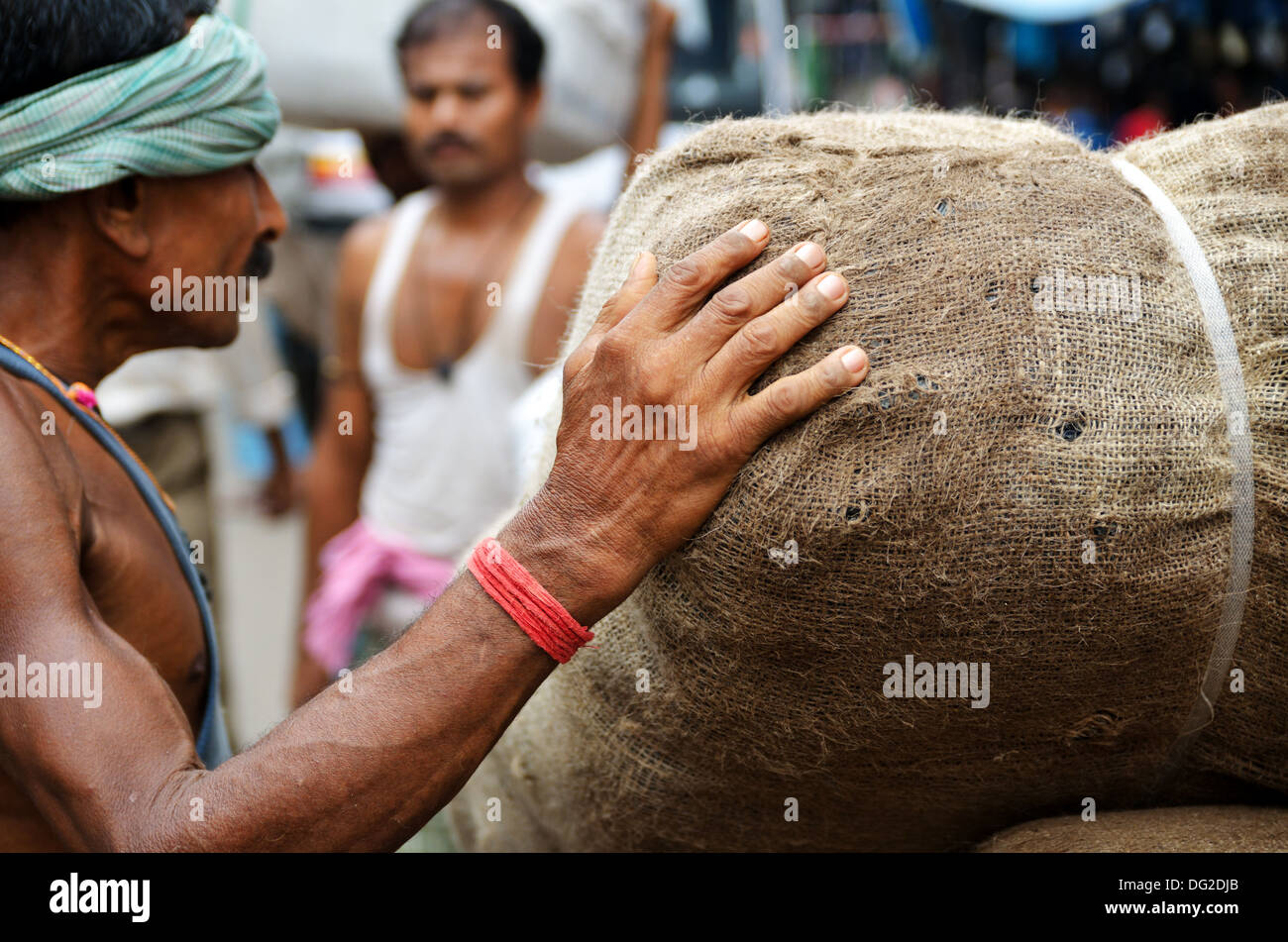 Road worker, Kolkata, India Stock Photo - Alamy