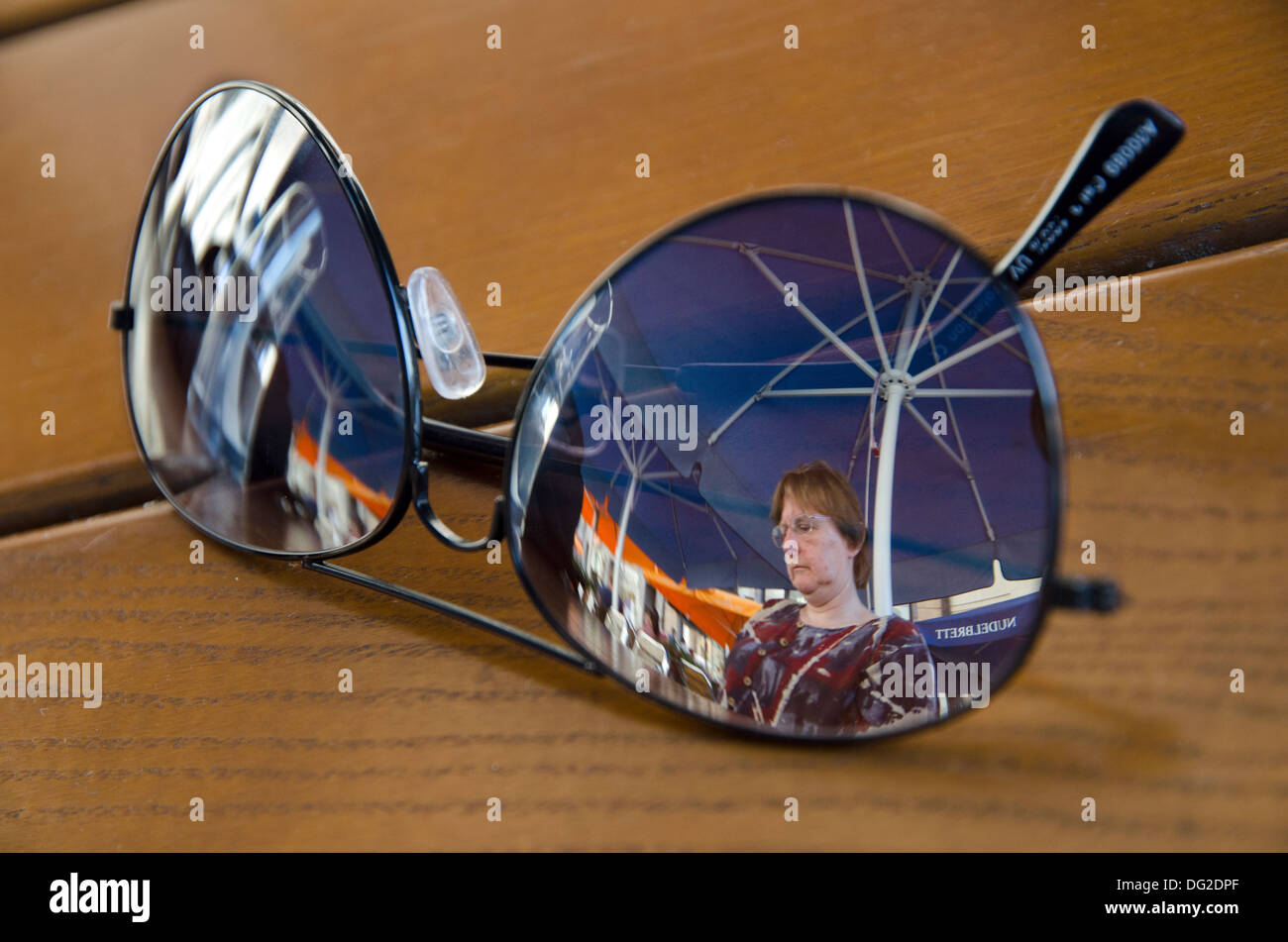 Mirrored sunglasses hi-res stock photography and images - Alamy