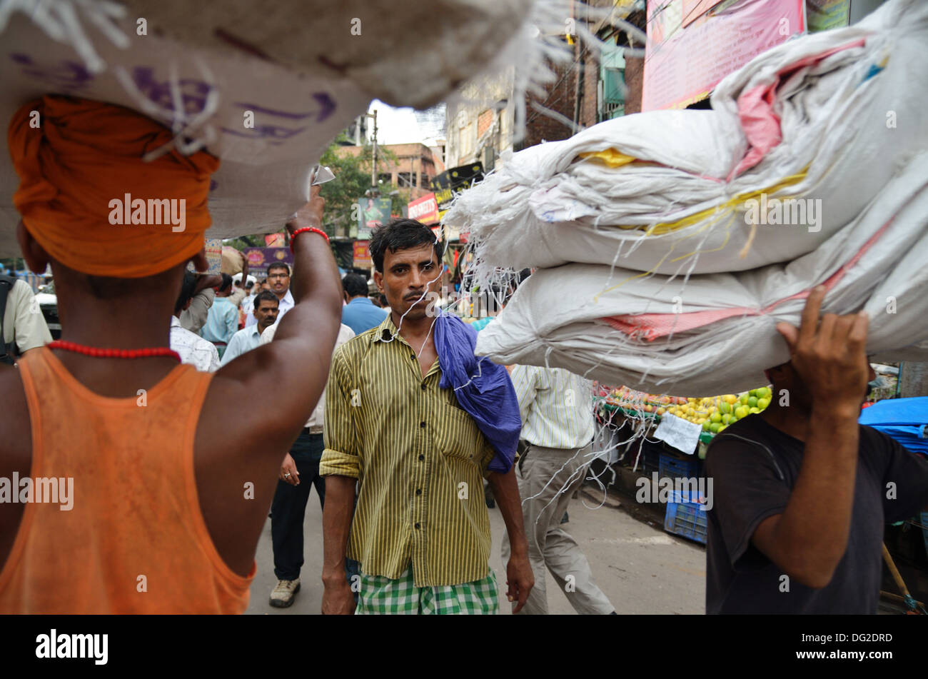 Road workers, Kolkata, India Stock Photo - Alamy