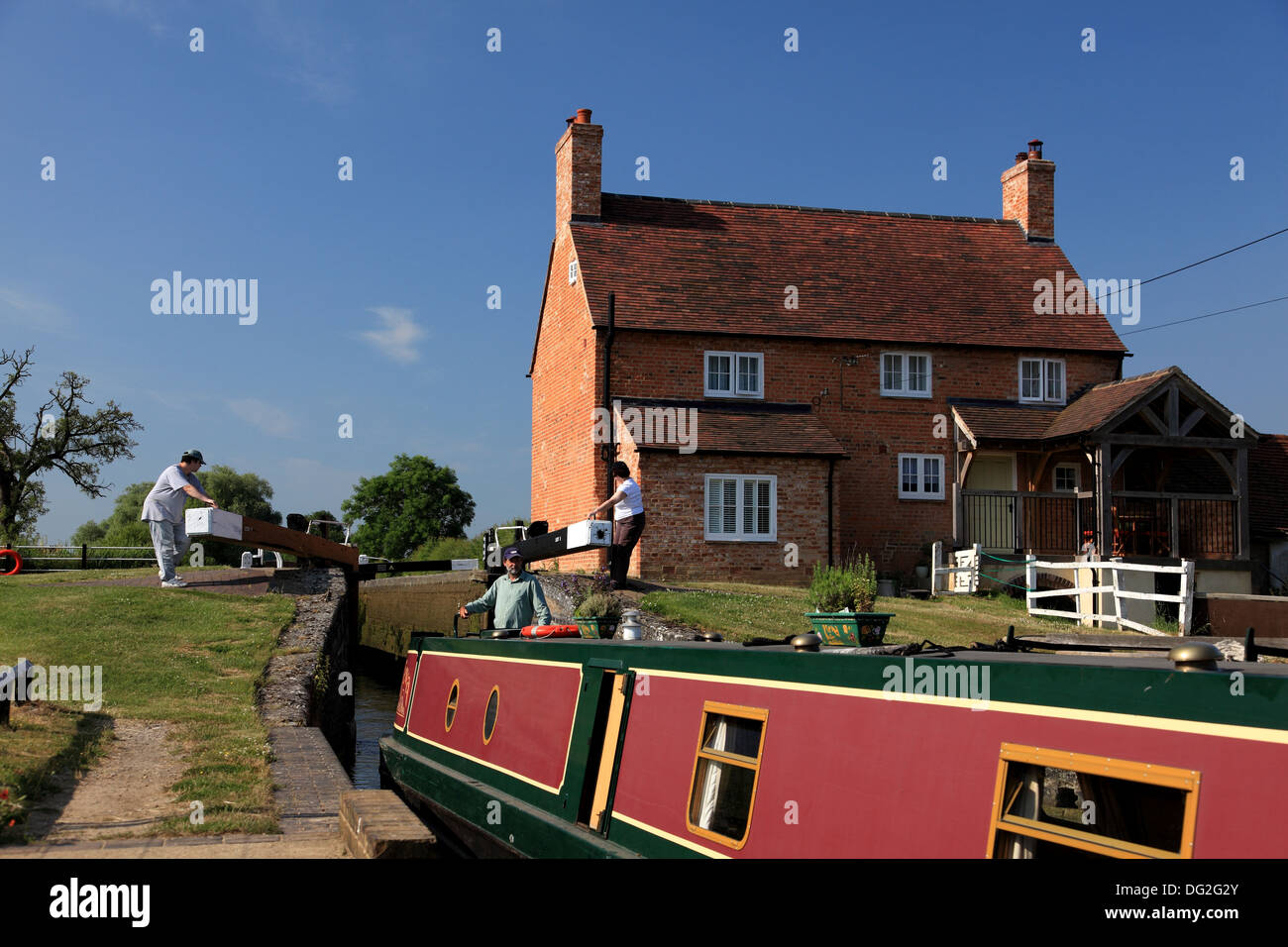Barge at bottom lock hi-res stock photography and images - Alamy