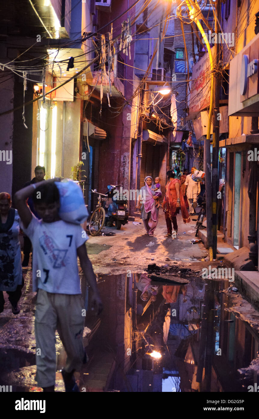 Street scene at night india hi-res stock photography and images - Alamy