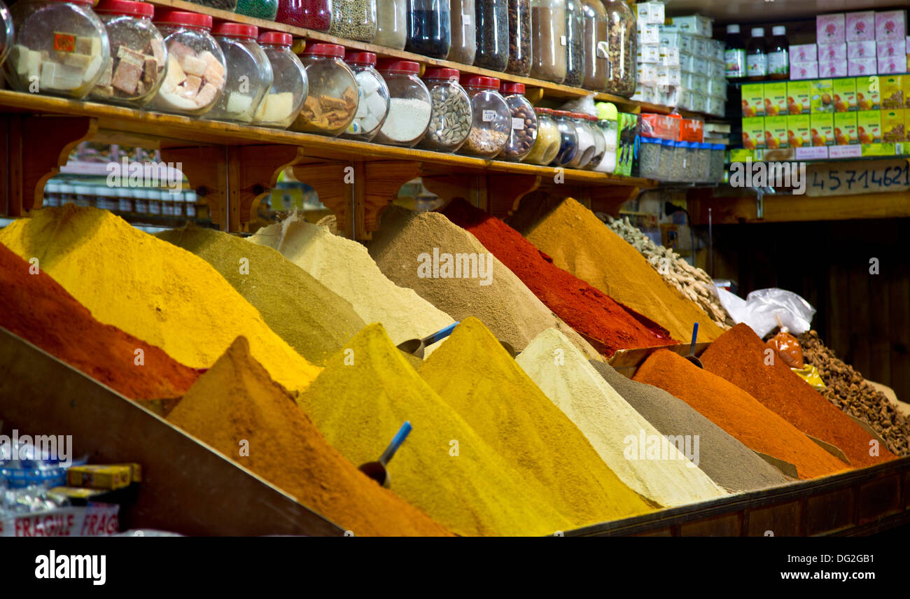 Piles of spice hi-res stock photography and images - Alamy
