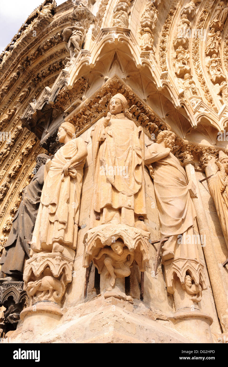 Reims cathedral sculpture hi-res stock photography and images - Alamy