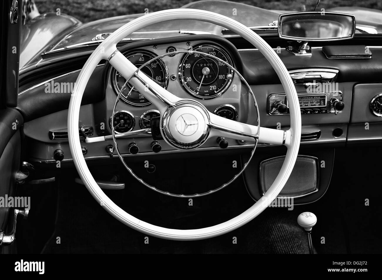 Dashboard mercedes 190sl hi-res stock photography and images - Alamy Dashboard mercedes 190sl hi-res stock photography and images - Alamy