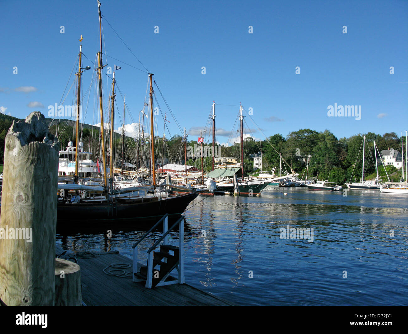 Harbor edge hi-res stock photography and images - Alamy