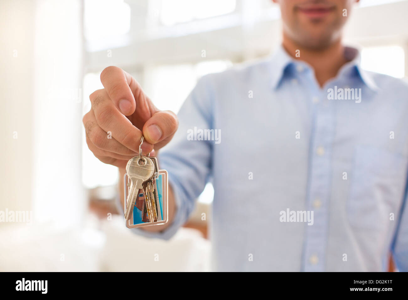 Hand holding keys hi-res stock photography and images - Alamy