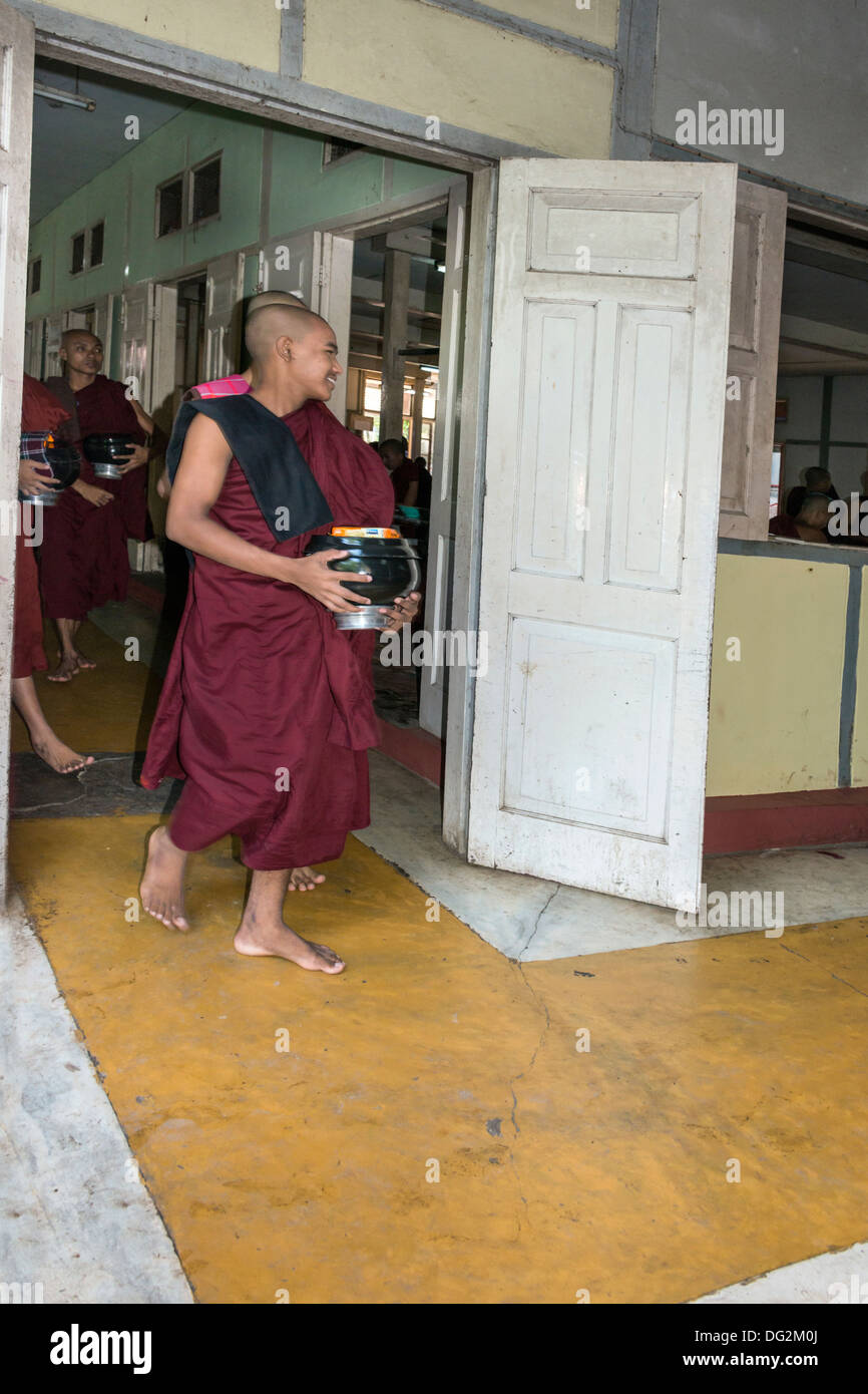 Monks heading for the dining hall with their midday meal, Mahagandayon ...