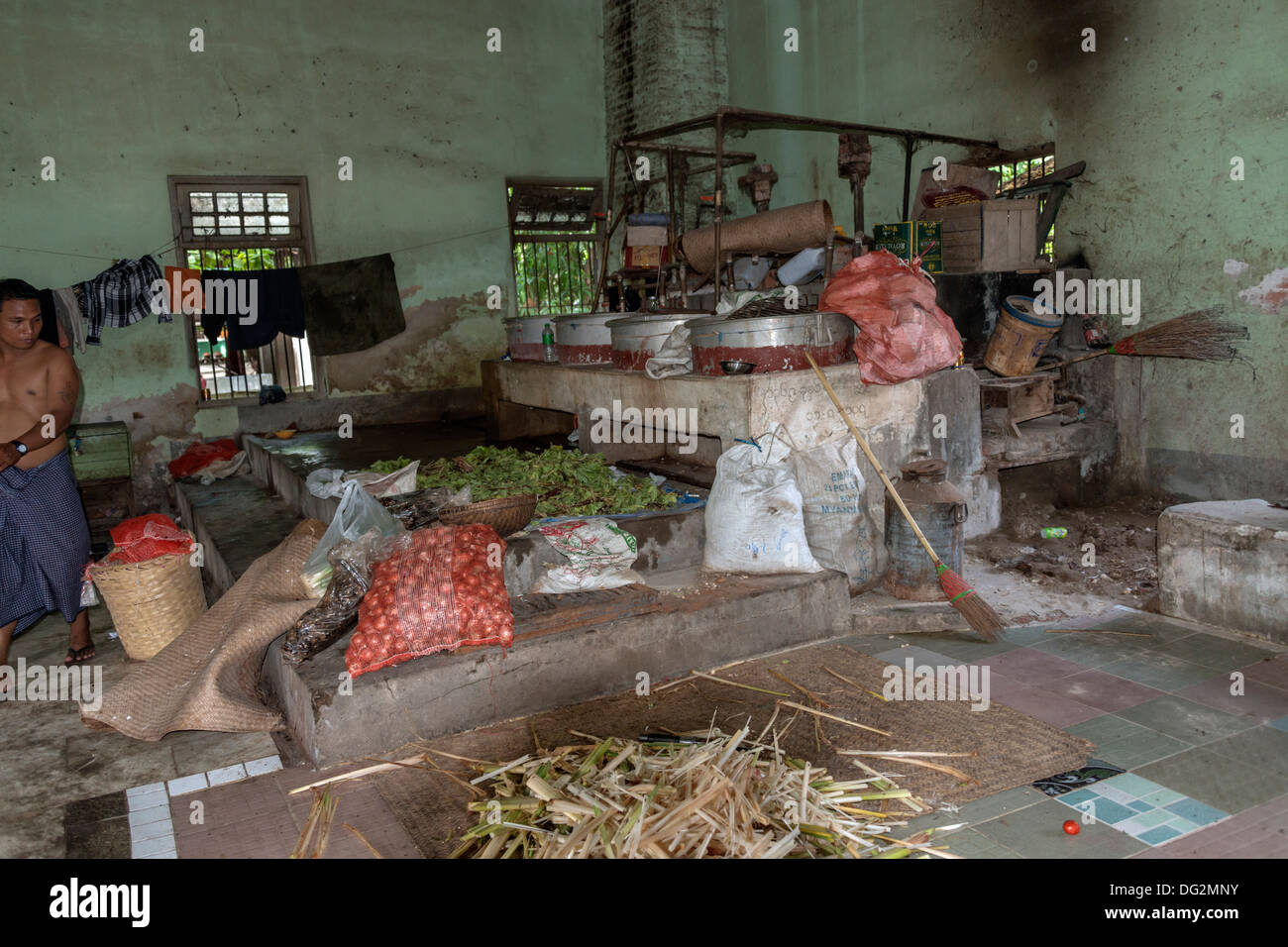 Huge cooking pots hi-res stock photography and images - Alamy