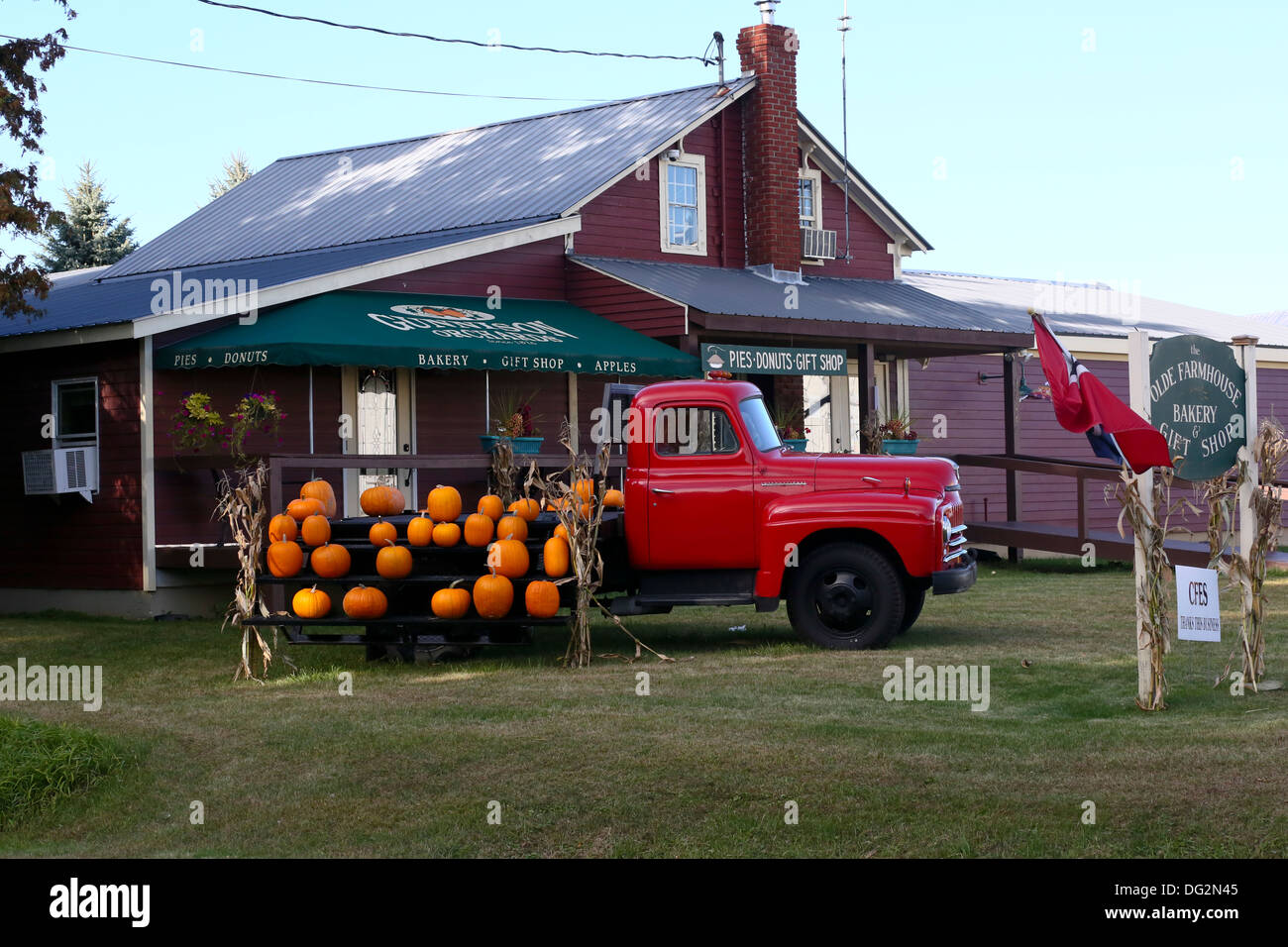 Roadside farm stand and store Stock Photo - Alamy