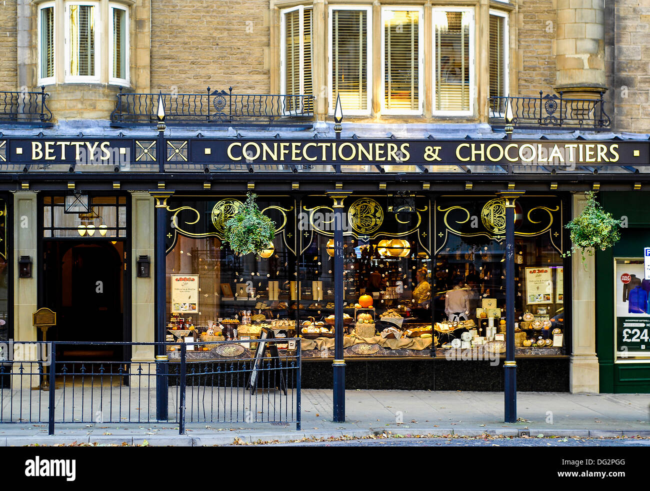 Bettys harrogate hi-res stock photography and images - Alamy