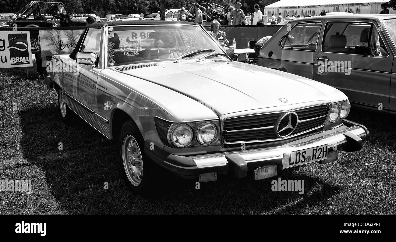Car Mercedes-Benz 380SL (R107/C107), black and white Stock Photo - Alamy