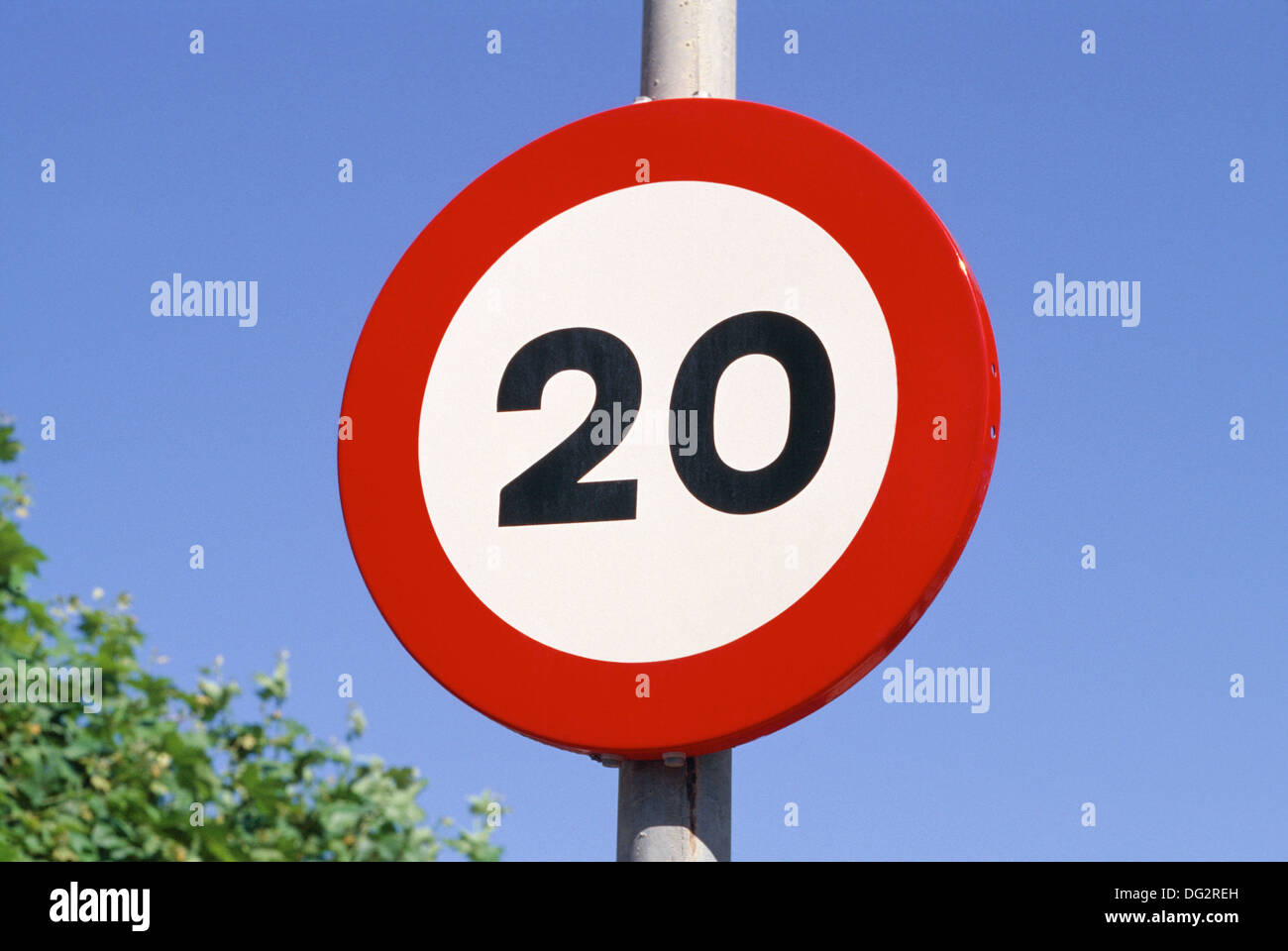 20 km h speed limit sign hi-res stock photography and images - Alamy