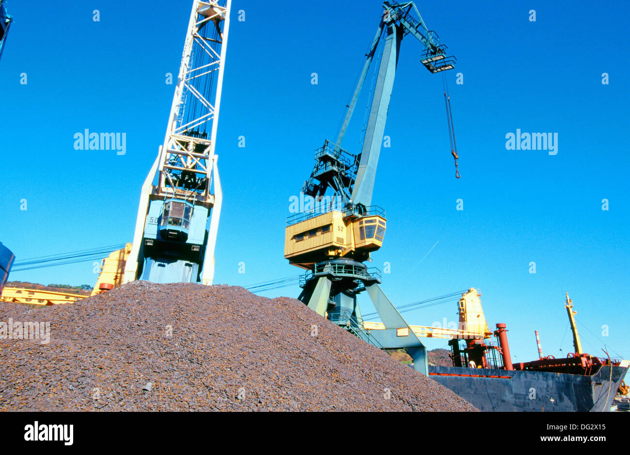 Petroleum coke hi-res stock photography and images - Alamy