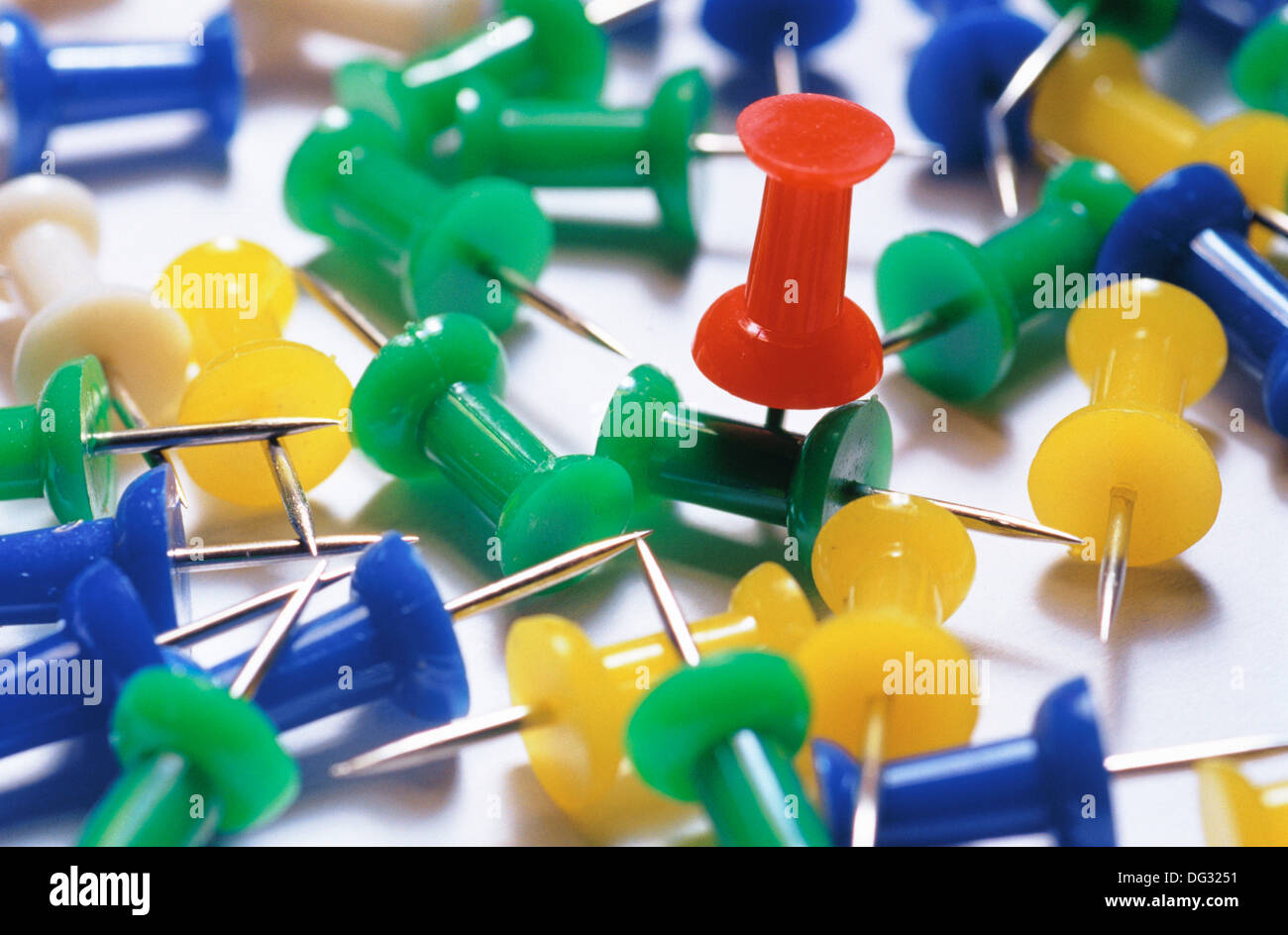 Coloured drawing pins hi-res stock photography and images - Alamy