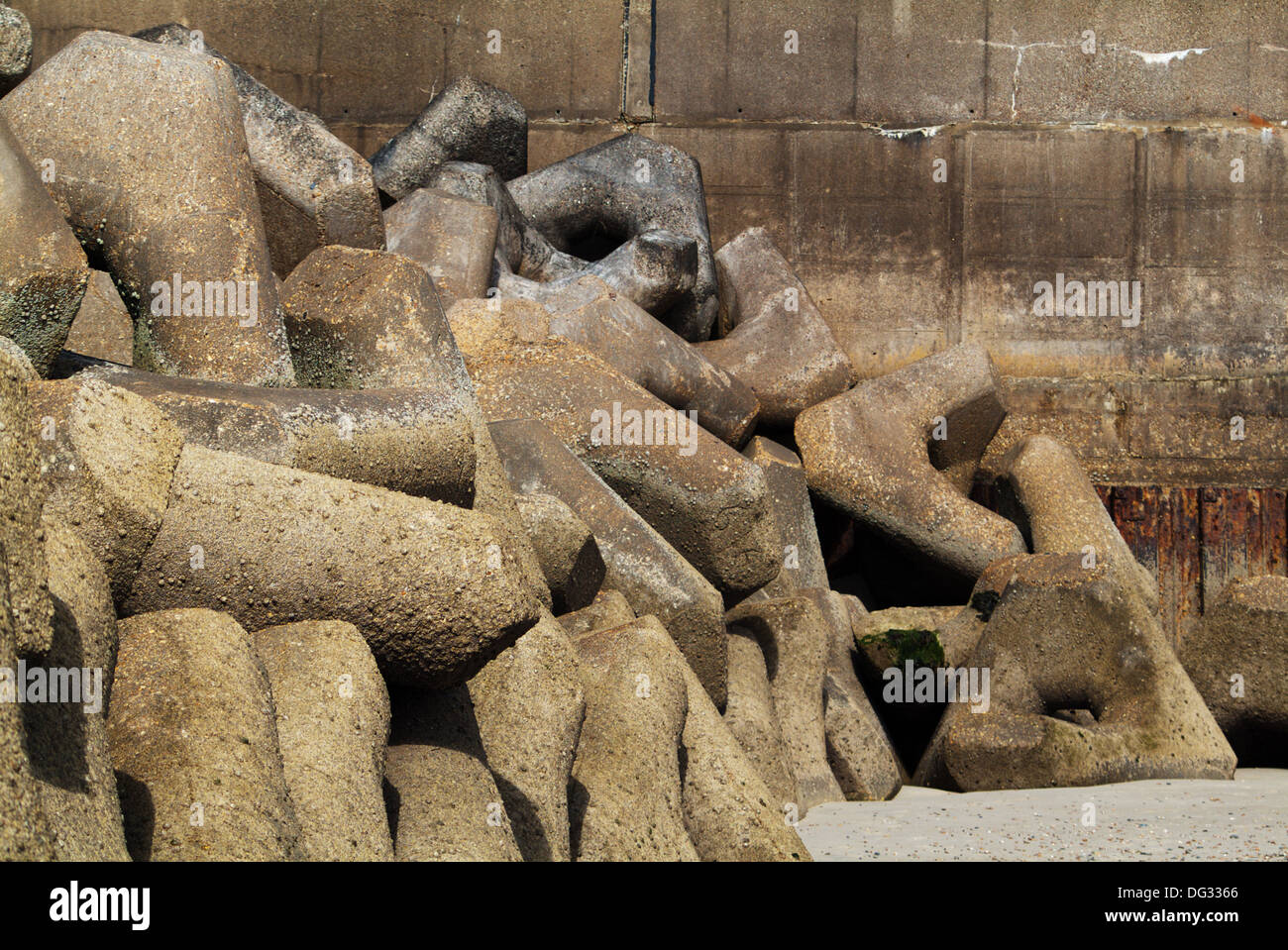 Harbour wall sea defences hi-res stock photography and images - Alamy