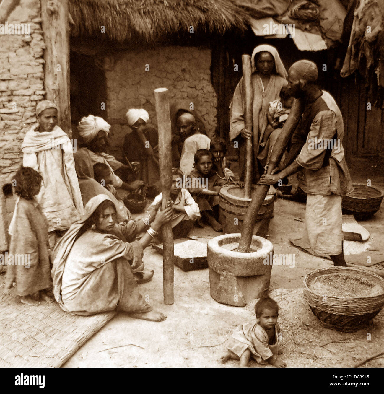 Shelling rice hi-res stock photography and images - Alamy