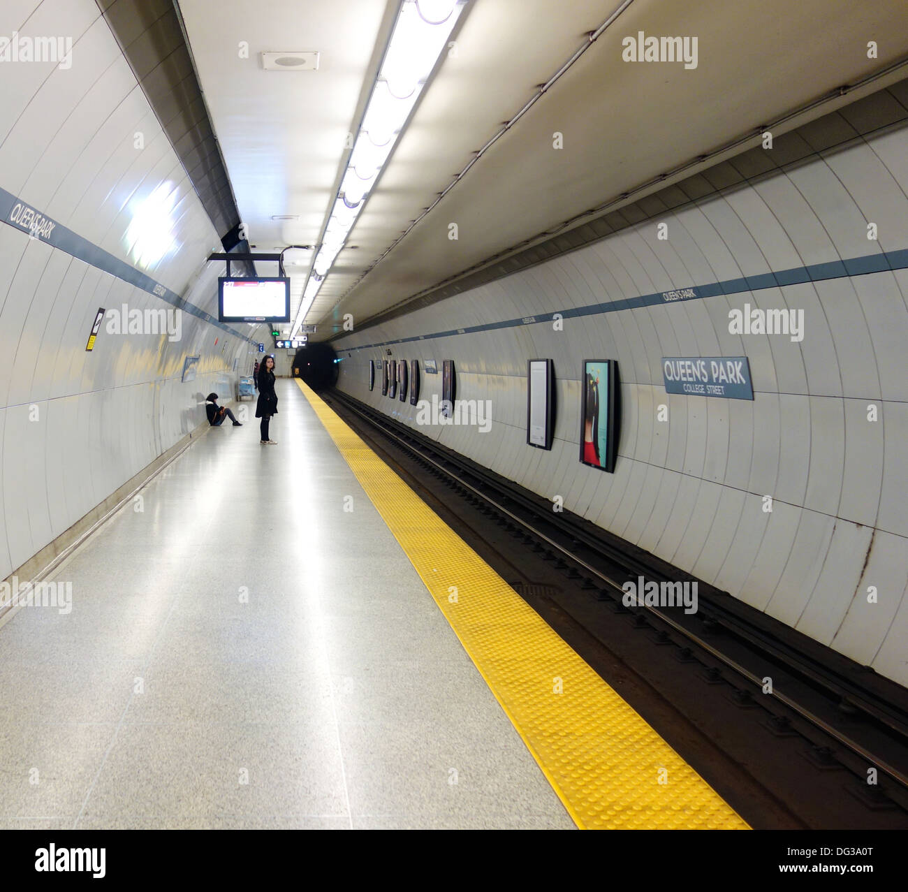 Toronto subway platform Stock Photo - Alamy
