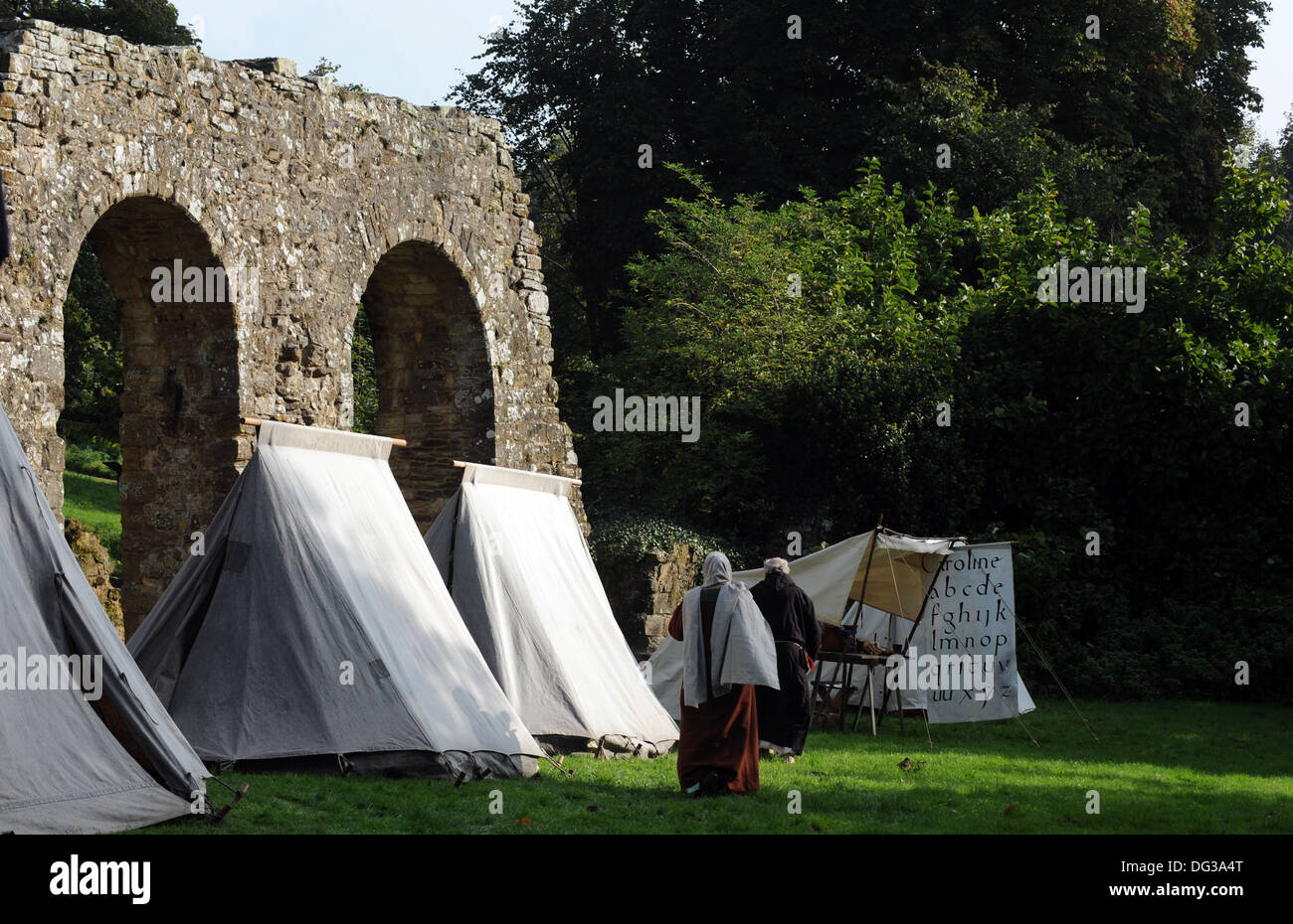 The English Heritage Battle of Hastings 1066 weekend at Battle Abbey ...
