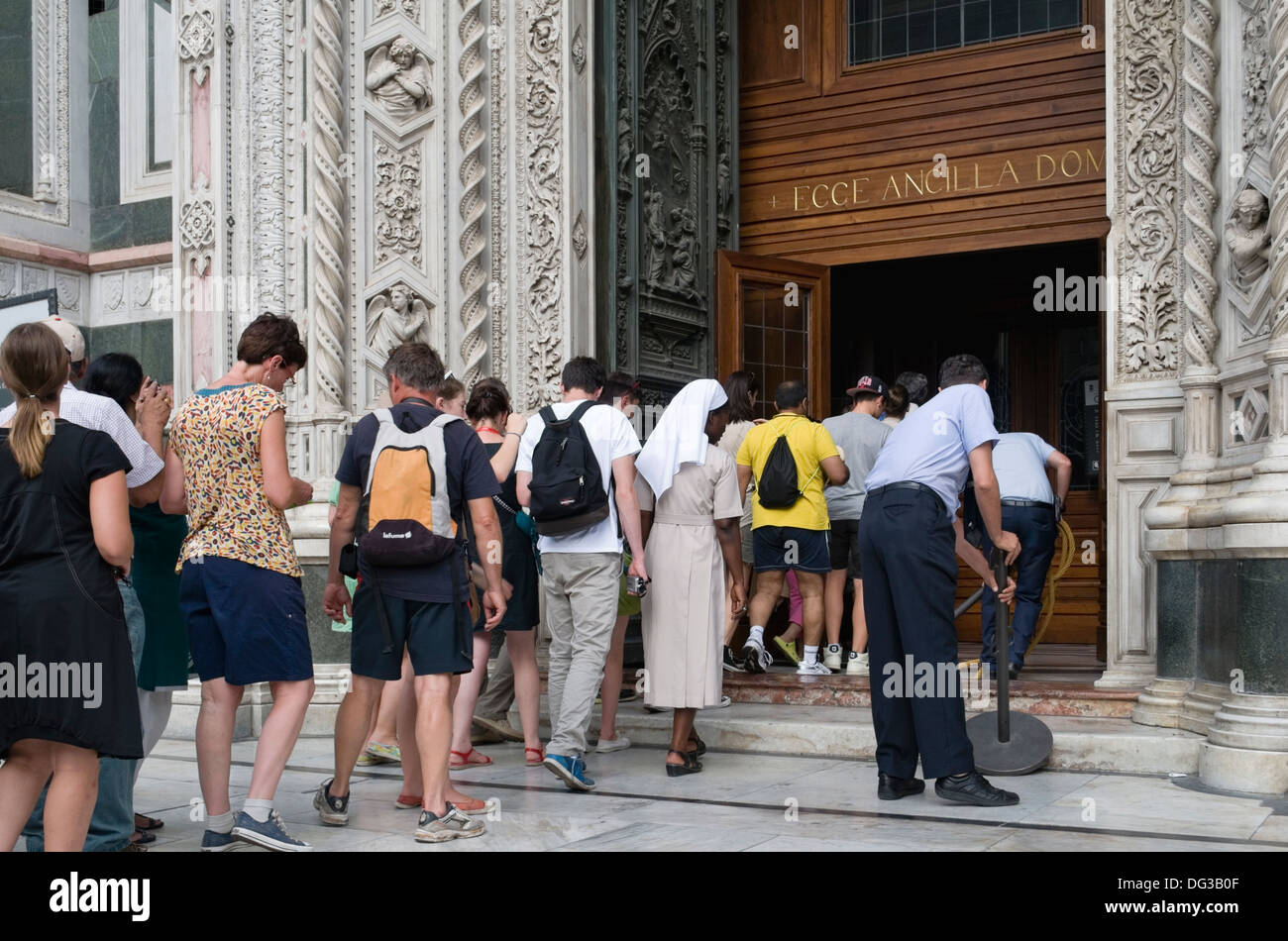 Tourists queue to enter Il Duomo or Santa Maria del Fiore’s Cathedral ...