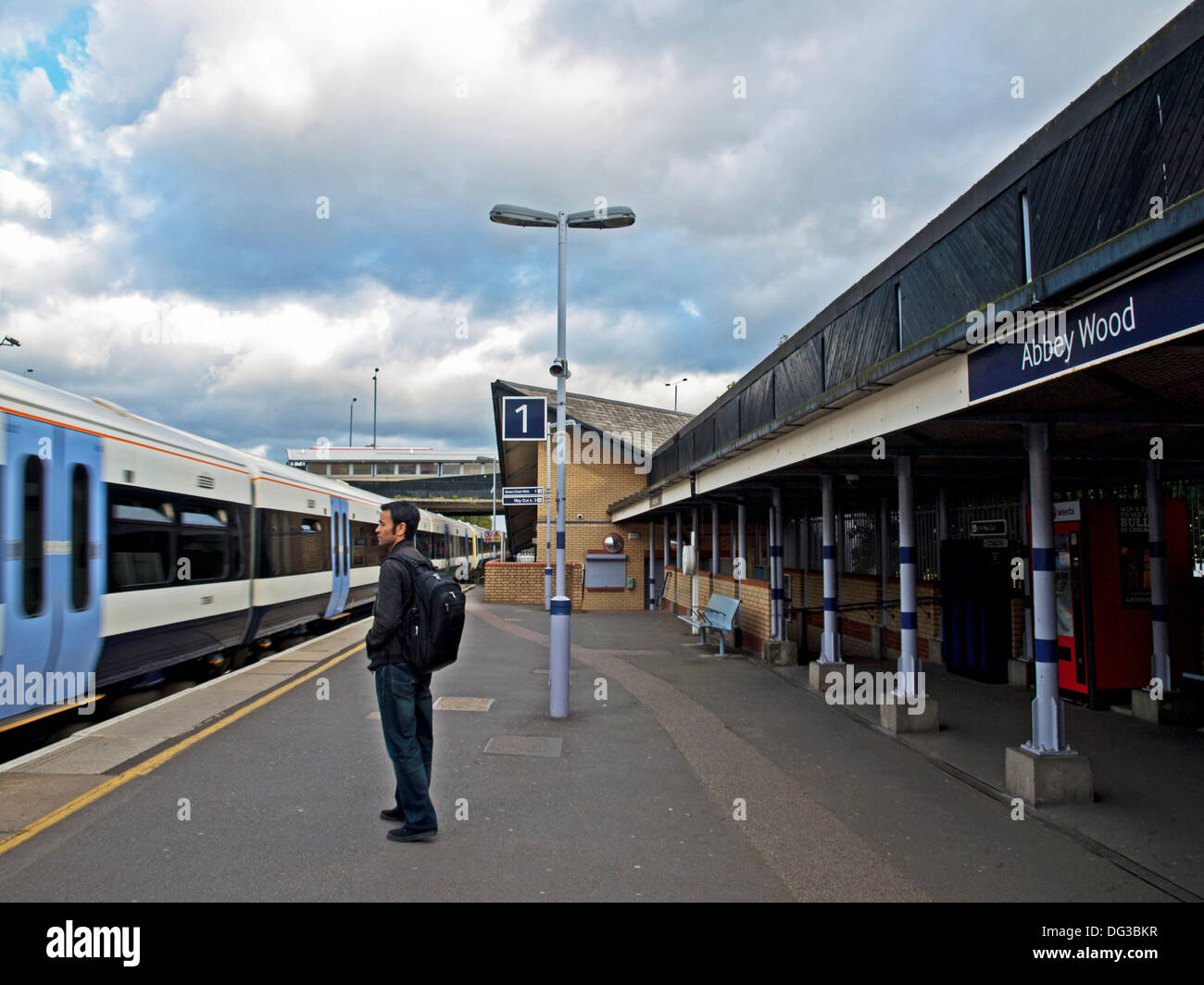 Abbey wood train station platform hi-res stock photography and images ...