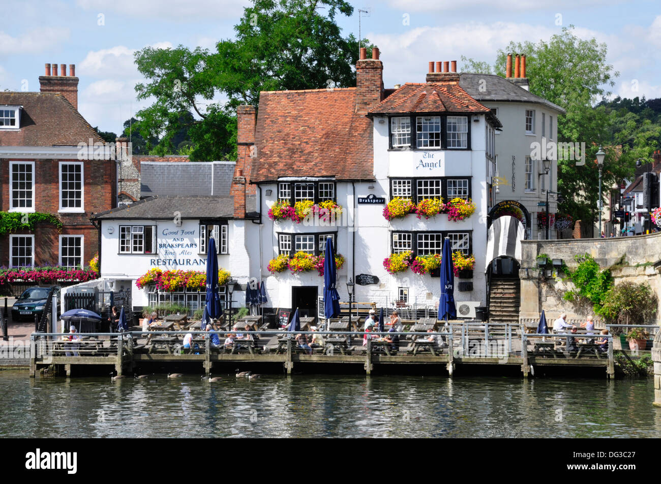 Oxon - Henley on Thames - the riverside Angel Inn beside the old town ...