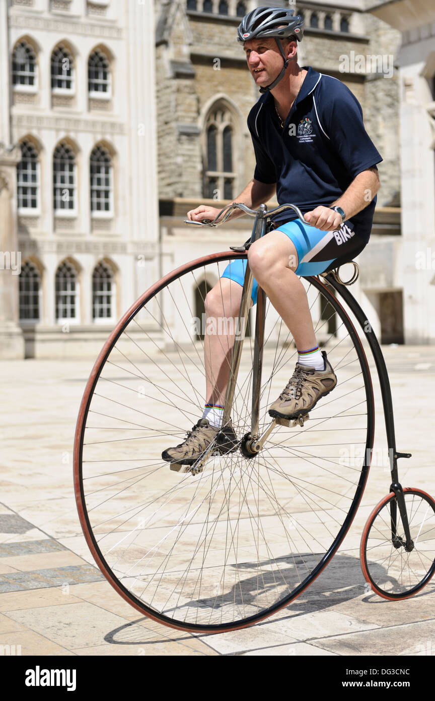 Unicyclist london hi-res stock photography and images - Alamy