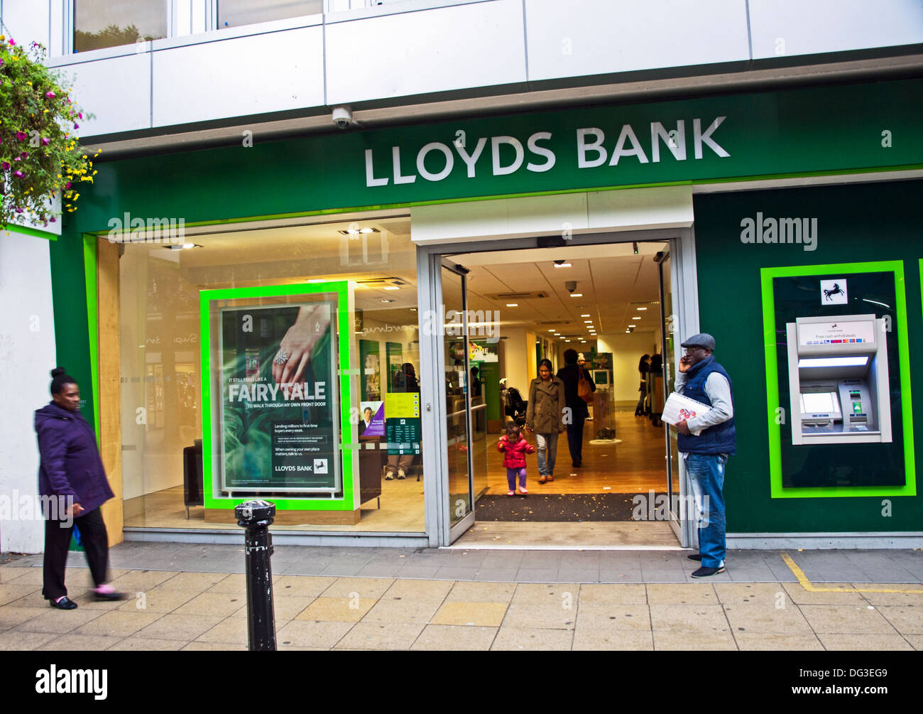 Shops bank lloyds hi-res stock photography and images - Alamy