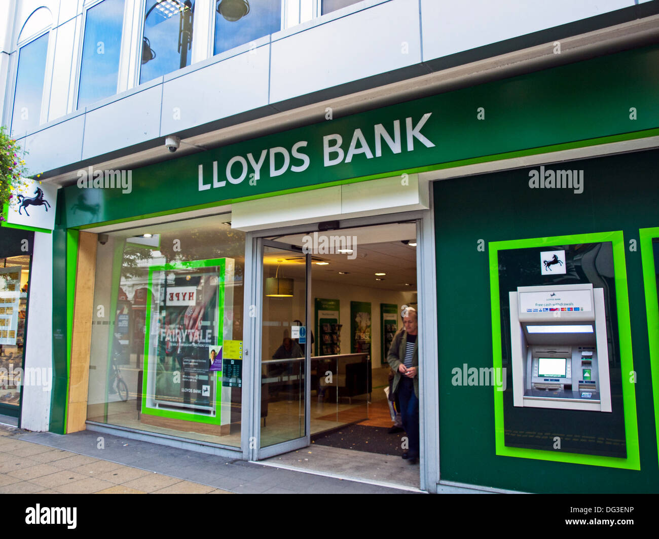 Shops bank lloyds hi-res stock photography and images - Alamy