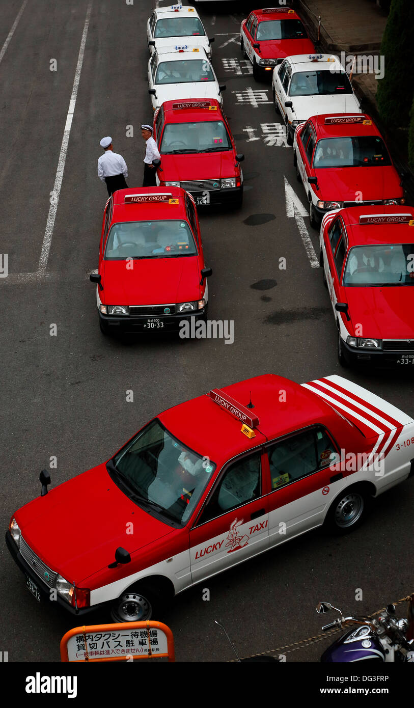 Japan waiting in line hi-res stock photography and images - Alamy
