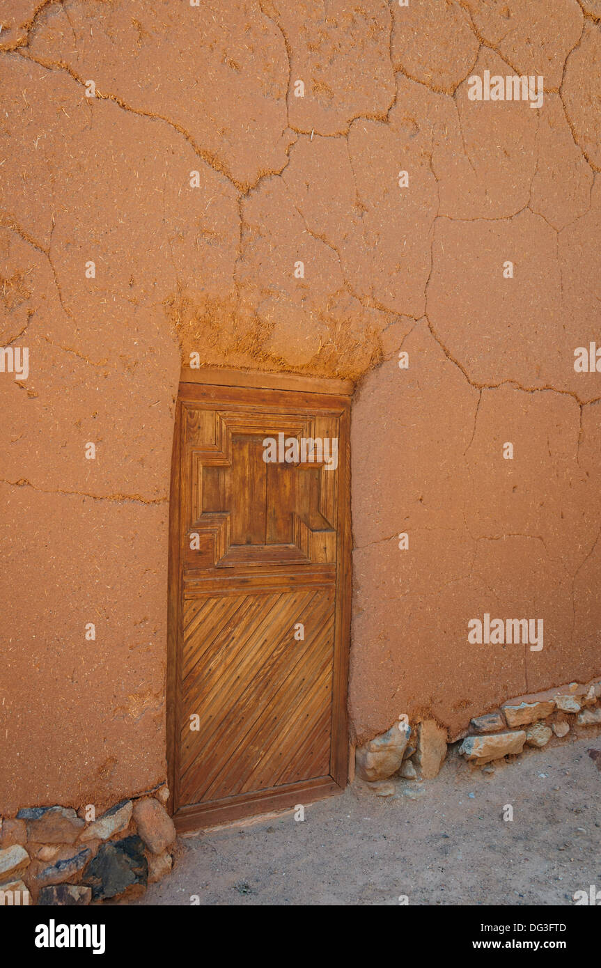 Wooden engraved doors hi-res stock photography and images - Alamy