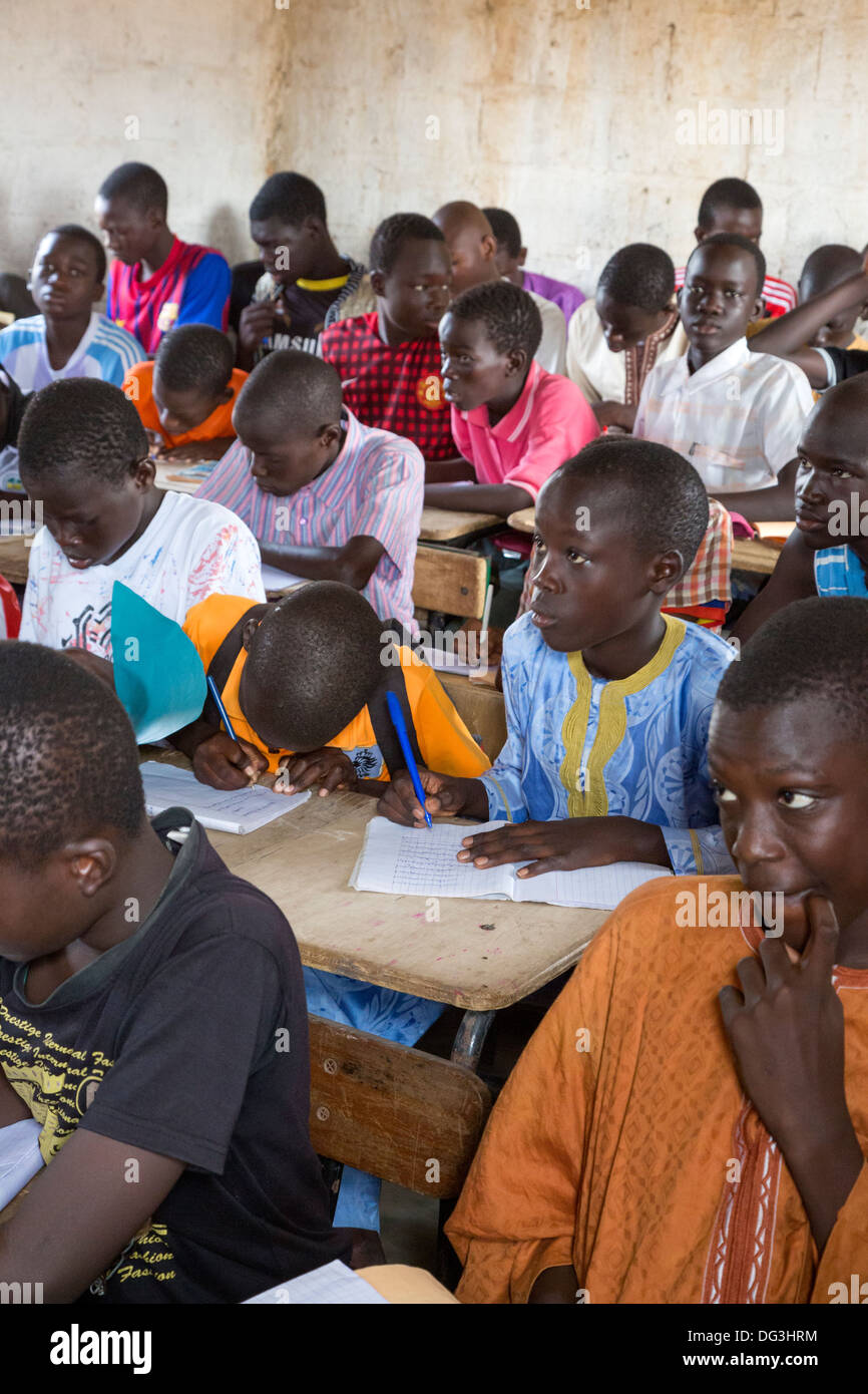 Students writing classroom hi-res stock photography and images - Alamy