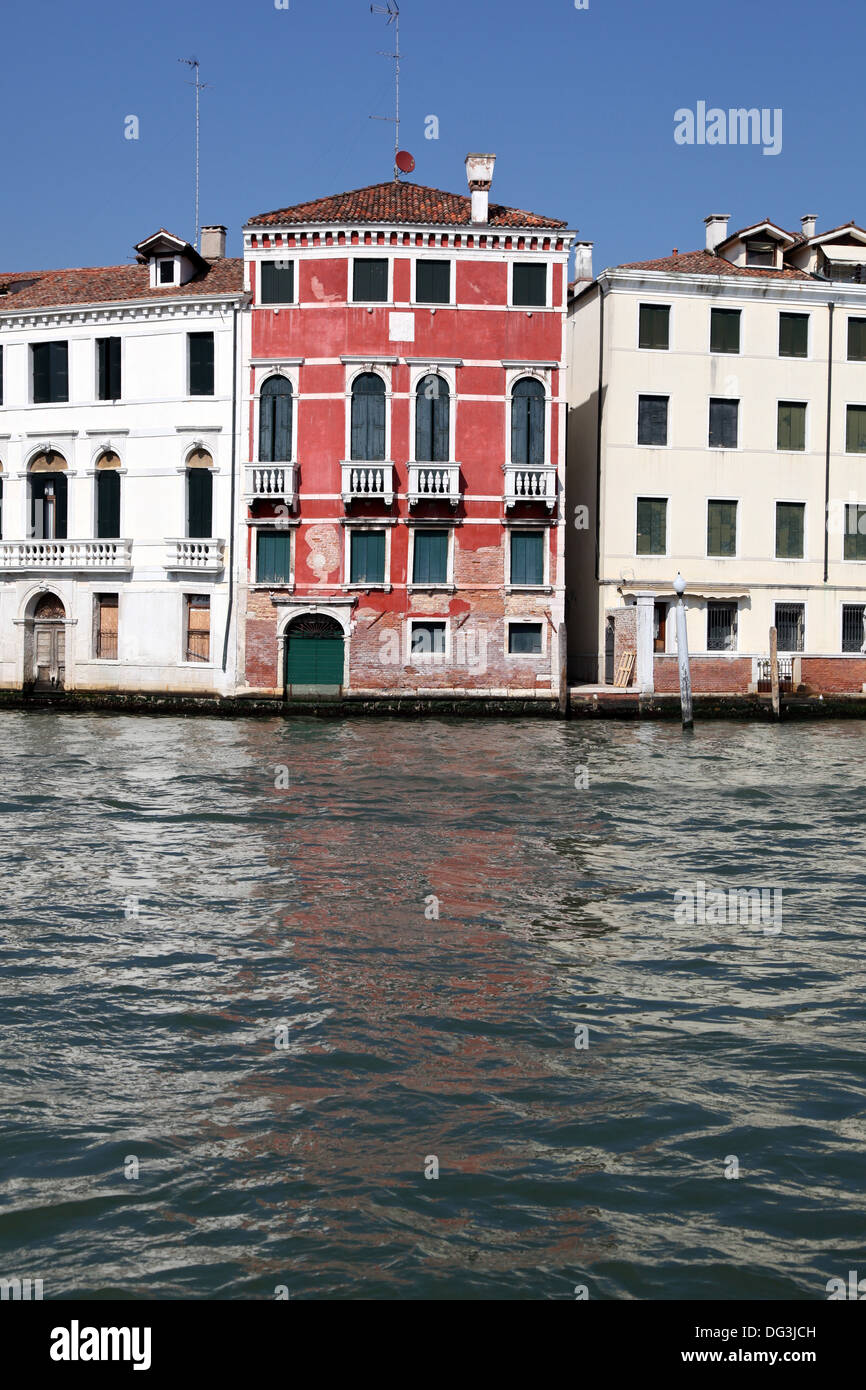 Buildings facing one of the canals in Venice Stock Photo - Alamy