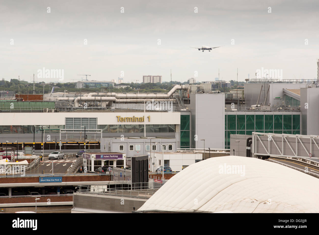 Heathrow landing roof hi-res stock photography and images - Alamy