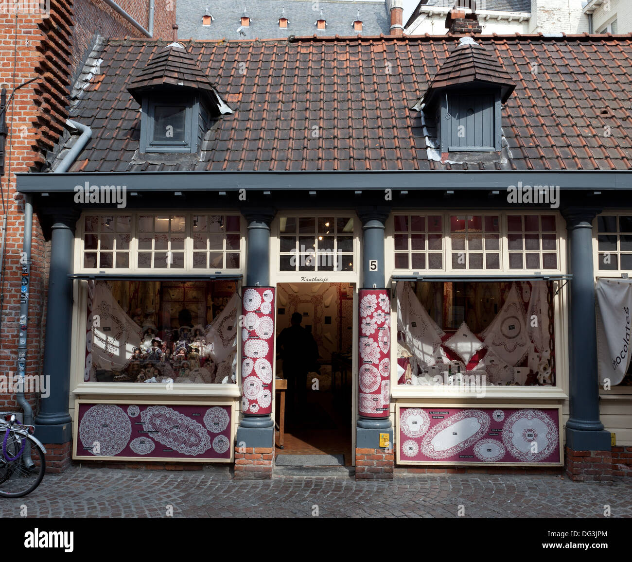 A lace shop in the historic Belgian city of Bruges Stock Photo - Alamy