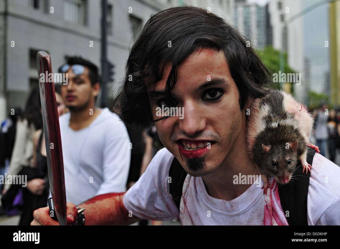 Buenos Aires, Buenos Aires, Argentina. 13th Oct, 2013. A crowd of ...