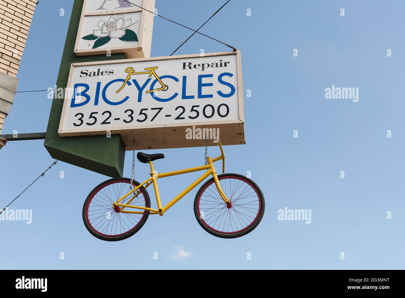 Bicycle repair sign hi-res stock photography and images - Alamy