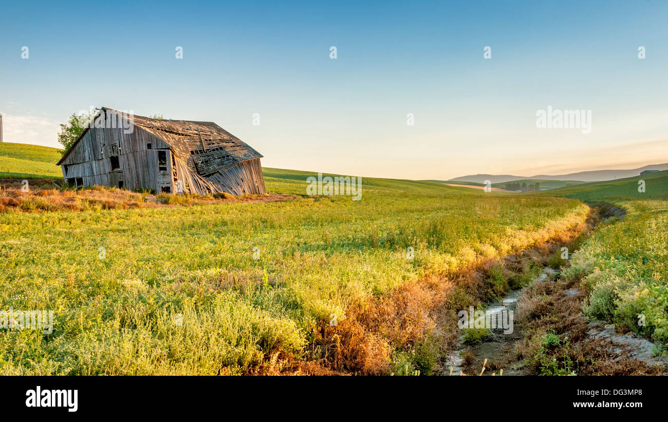 Barn landscape hi-res stock photography and images - Alamy
