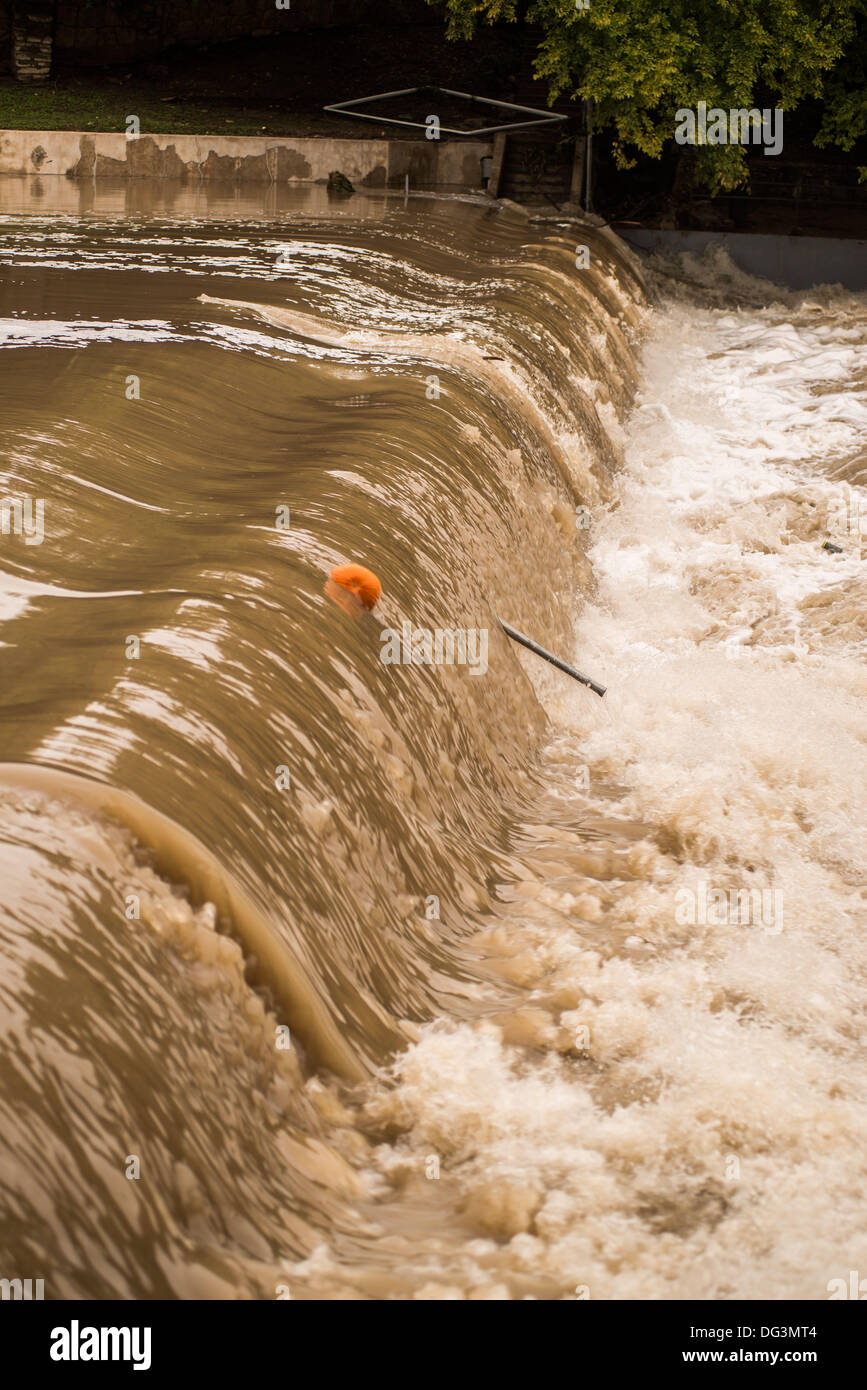 Overflowing swimming pool hi-res stock photography and images - Alamy