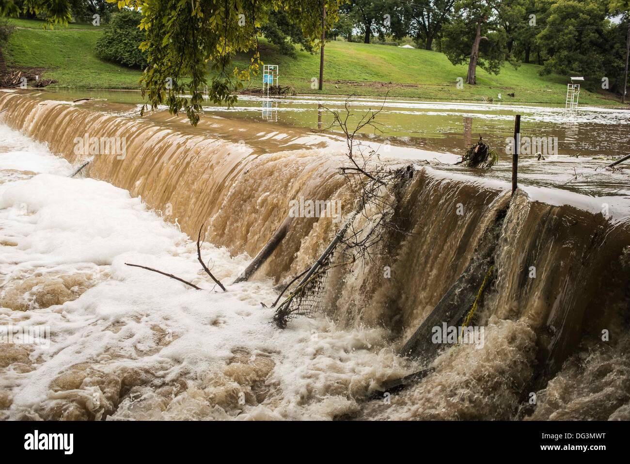 Overflowing swimming pool hi-res stock photography and images - Alamy