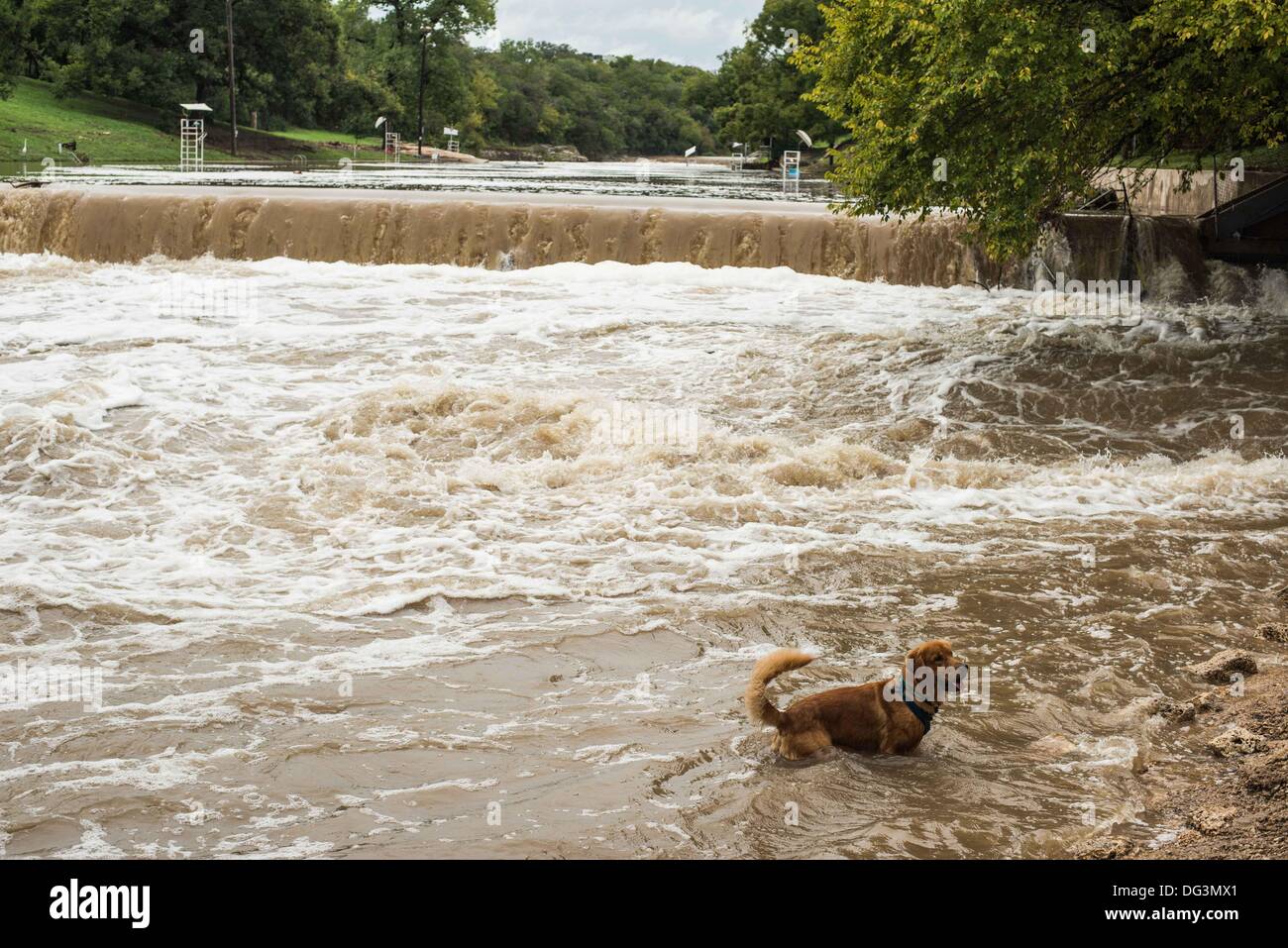Overflowing swimming pool hi-res stock photography and images - Alamy