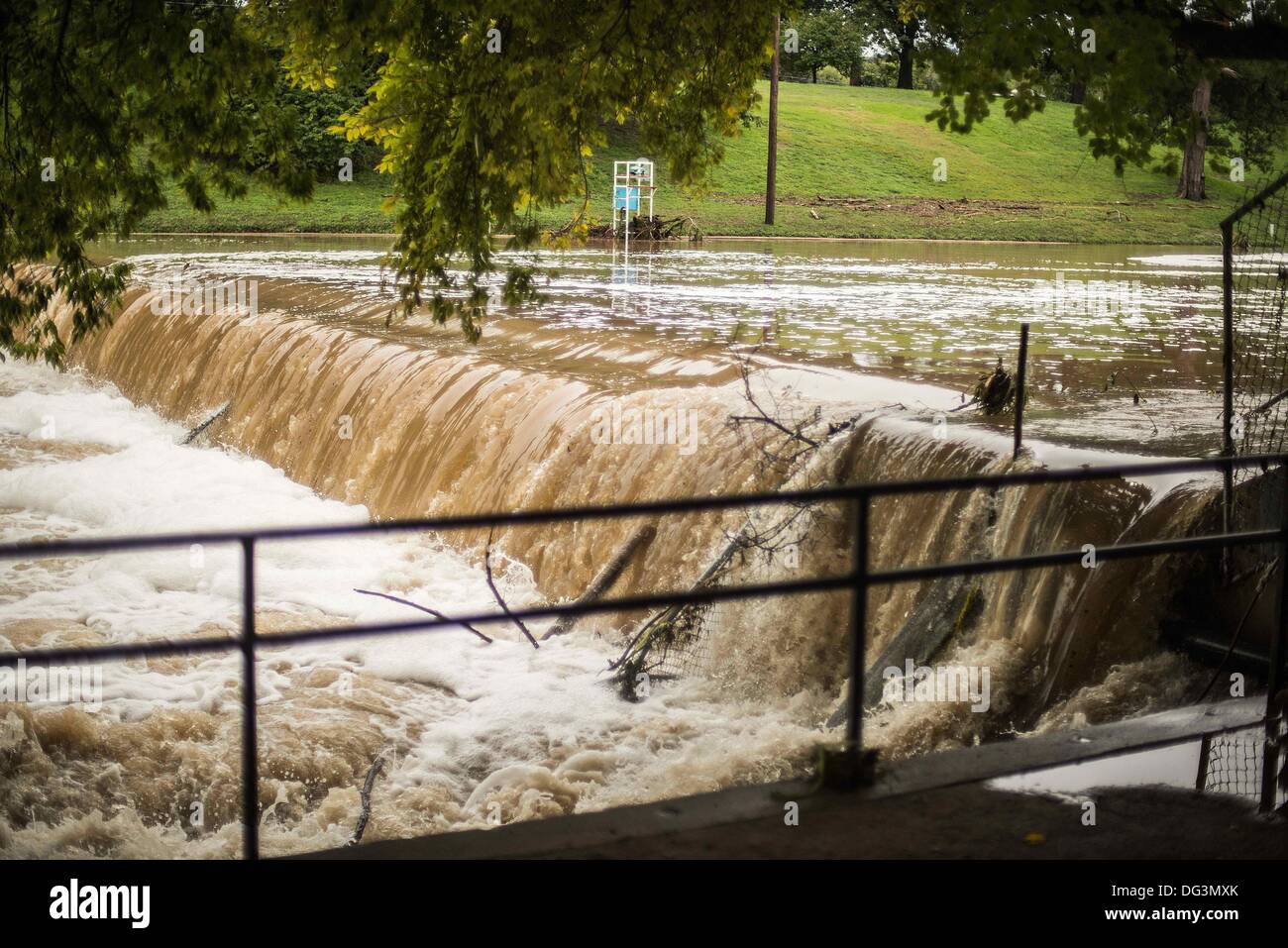 Overflowing swimming pool hi-res stock photography and images - Alamy