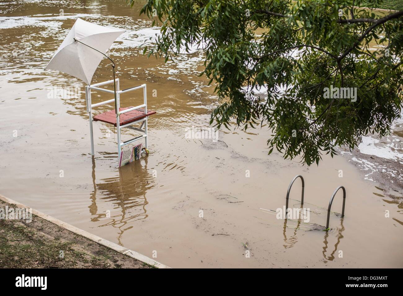 Overflowing swimming pool hi-res stock photography and images - Alamy