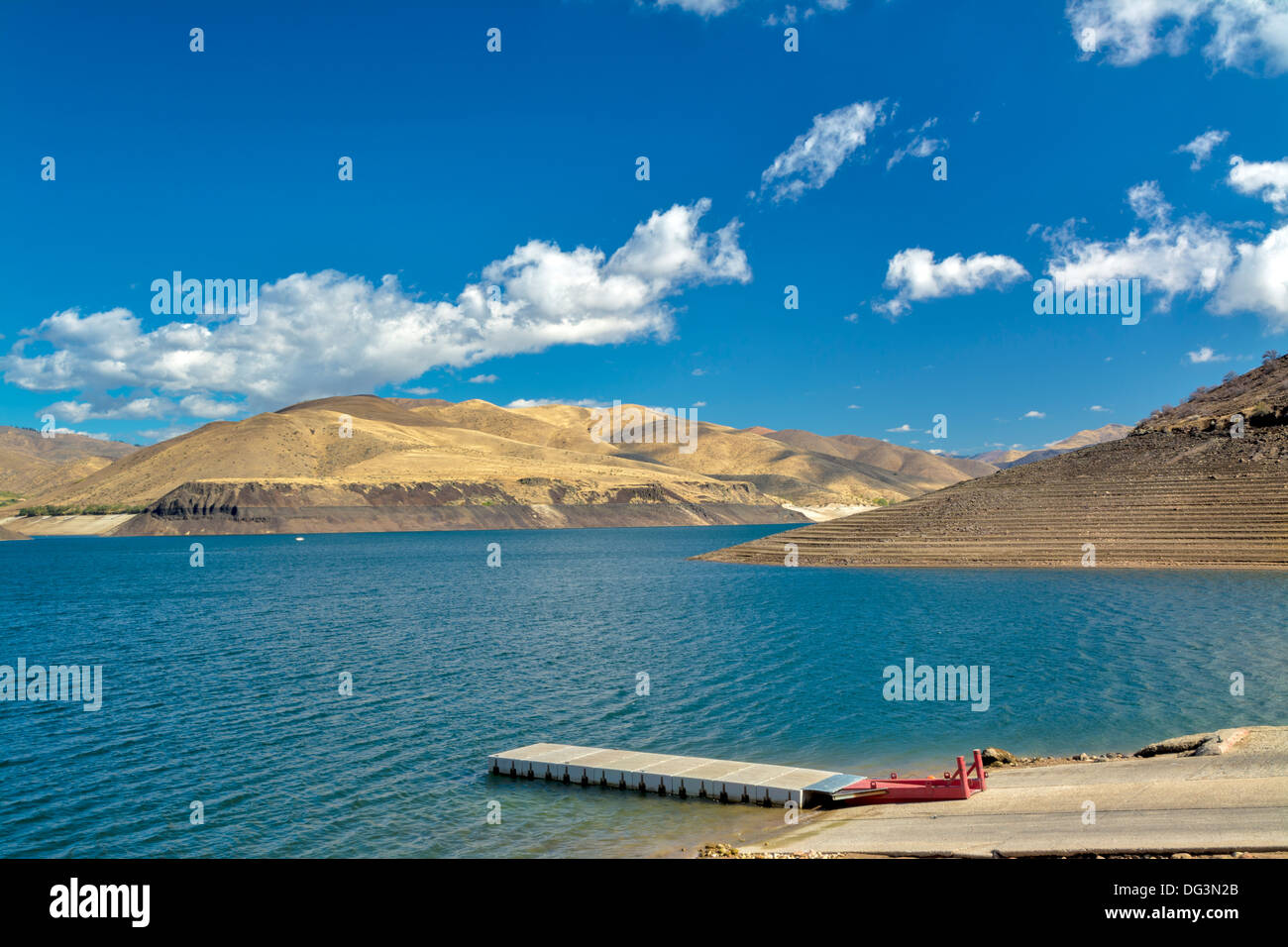 Boat doc at low water level in a reservoir Stock Photo - Alamy