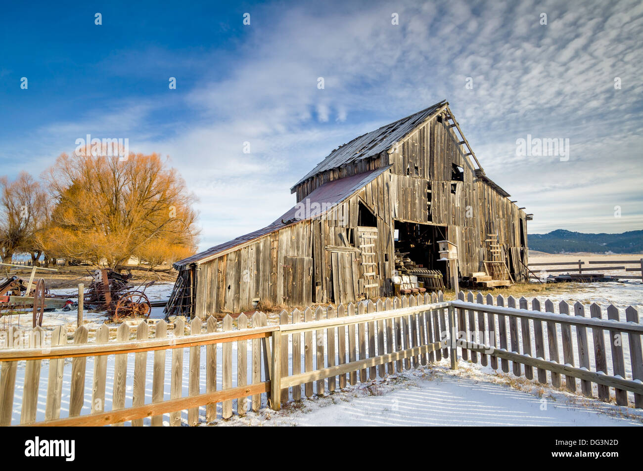 Barn snow fence hi-res stock photography and images - Alamy
