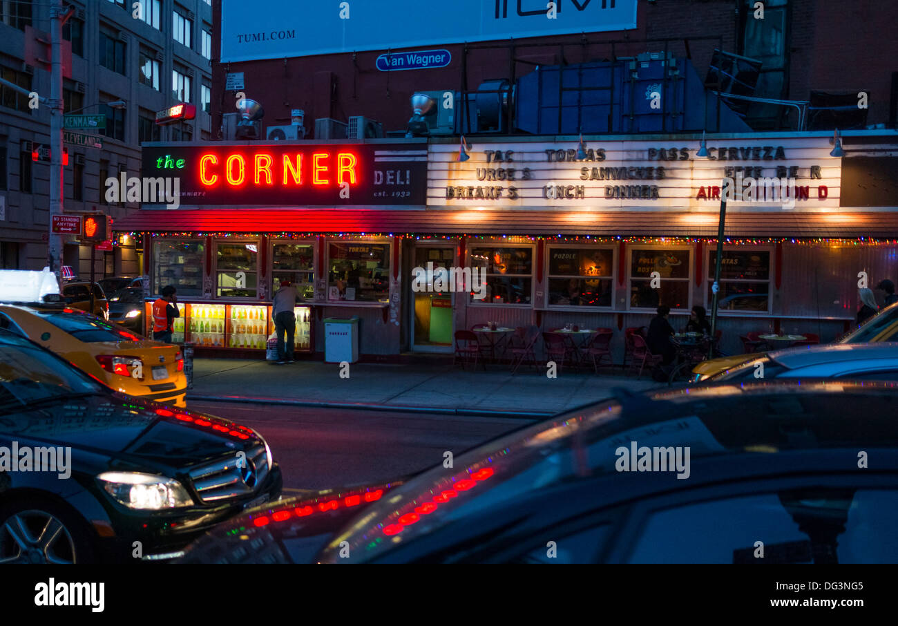 Corner deli new york hi-res stock photography and images - Alamy
