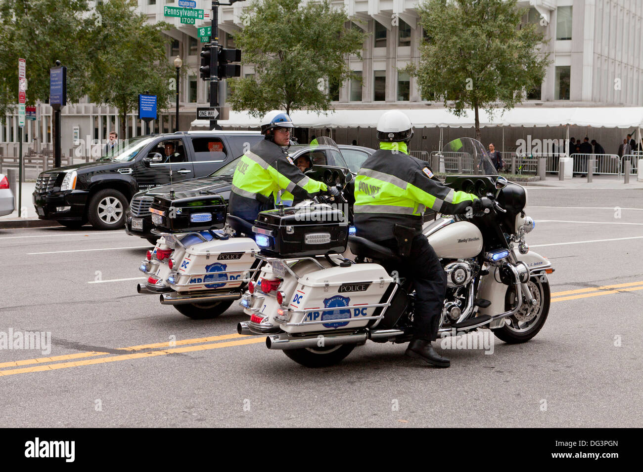 Metropolitan police on motorcycle hi-res stock photography and images ...