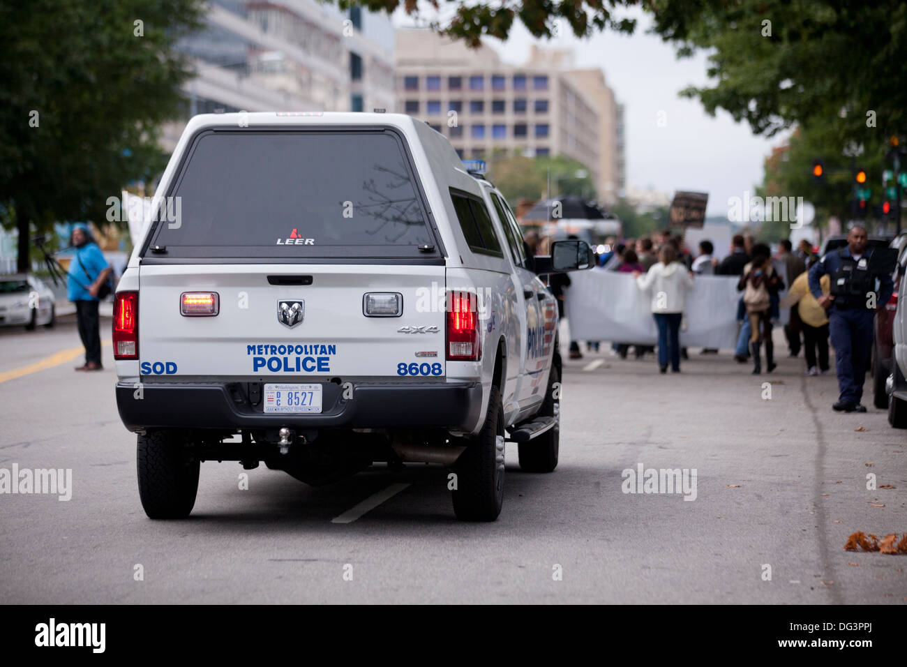 Back view police hi-res stock photography and images - Alamy