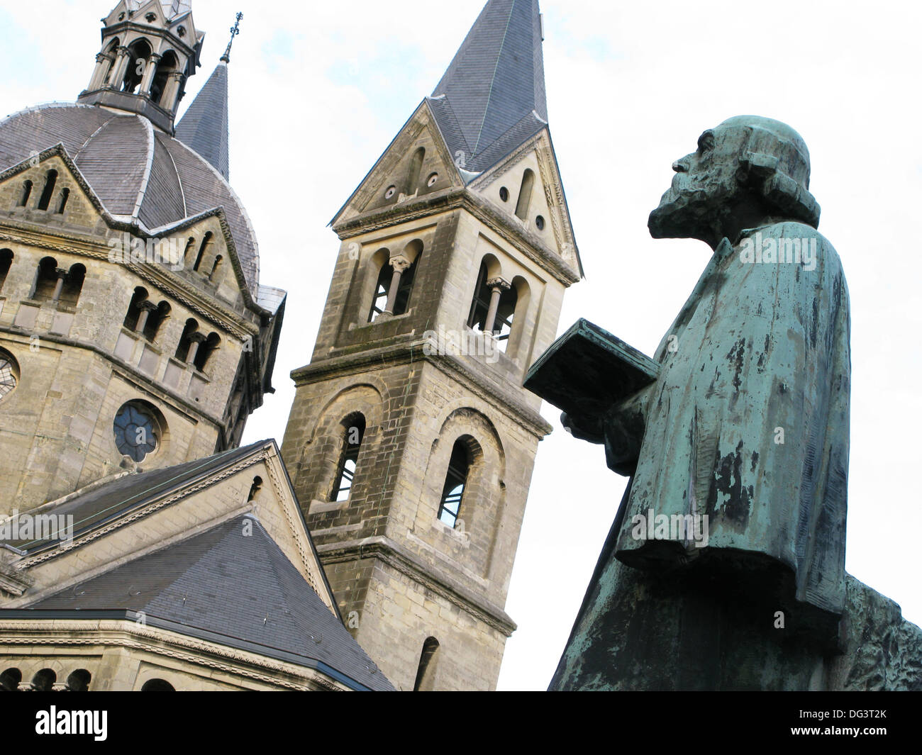 Cuypers statue and Munster Kerk Roermond Netherlands Stock Photo - Alamy