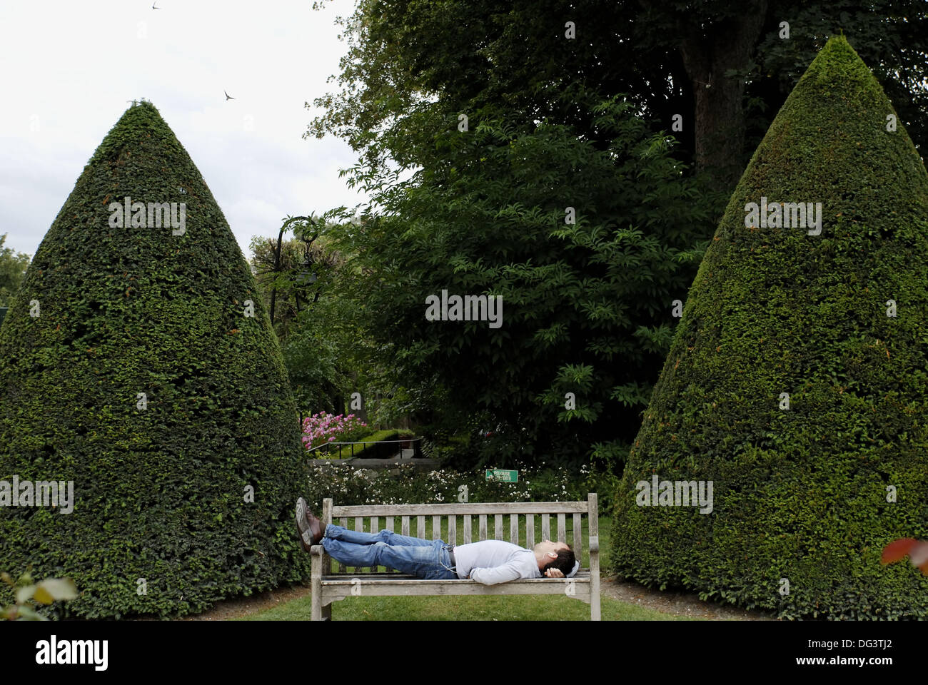 Man sleeping on bench in Rodin Garden, Paris Stock Photo - Alamy